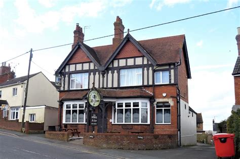 10 Best Things To Do After Dinner In Swindon Enjoy A Drink At A Local