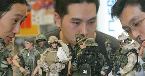 헬멧·소총·수통·탄띠진짜와 똑같네