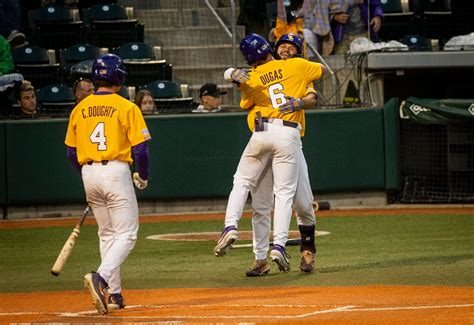 Lsu Baseball Beats Oregon 9 8 Wins Ncaa Regional Will Play Tennessee