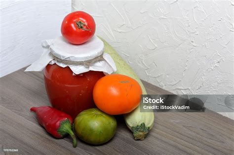 홈메이드 제철 준비 유리 항아리에 토마토 페이스트 캔의 목은 종이로 싸서 밧줄로 묶습니다 케첩을 요리하기 위한 인근 채소 건강한 식생활에 대한 스톡 사진 및 기타 이미지