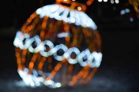 다채로운 보케 조명 메리 크리스마스와 새해 복 많은 새해를 축하하기위한 축제 빛나는 배경 겨울 휴일 도시의 장식 0명에 대한 스톡 사진 및 기타 이미지 Istock