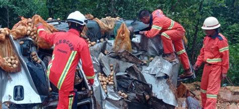 ပြင်ဦးလွင် မန္တလေးအဆင်းလမ်းတွင် ၂၂ ဘီးကားတစ်စီး ချောက်ထဲသို့ထိုးကျတိမ်းမှောက်၍ ကားပေါ်ရှိ အမ