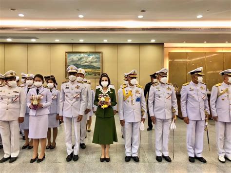 ประธานสมาคมแม่บ้านทหารบก สาขา รร จปร ได้ร่วมรับเสด็จฯ และถวายมาลัยพระ