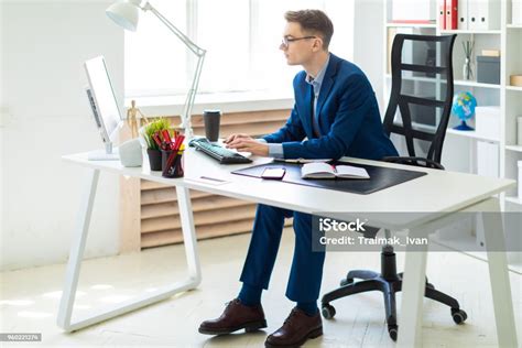 젊은 사람이 사무실에서 책상에 앉아 컴퓨터에 노력 하 고 개념에 대한 스톡 사진 및 기타 이미지 개념 경영자 경제학자 Istock
