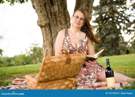Mujer En Parque Foto De Archivo Imagen De Persona Libro 16770394
