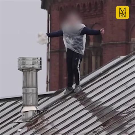 Prisoner Climbs On To Roof Of Strangeways Prison Prison Roof The