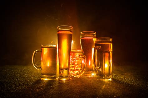 창의적인 개념입니다 어둠 속에서 푸른 잔디에 맥주 안경 안개 배경 톤 축구 맥주 개념 시계 2018년에 대한 스톡 사진 및 기타