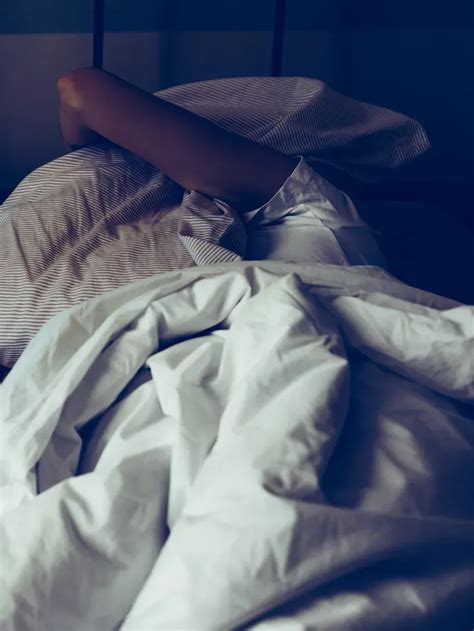 The Pros And Cons Of Sleeping Naked And Whether Or Not It S Actually