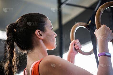 低角度的女性运动员持有体操环