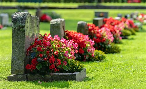 50 Grave Decorations For Christmas To Honor Your Loved Ones During The