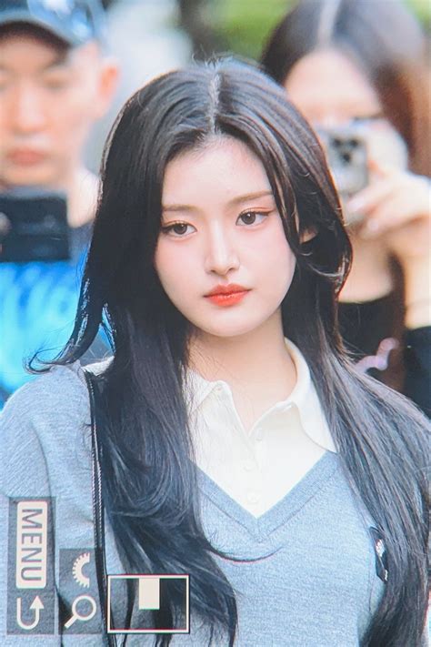 더쿠 진짜 유니크한 비주얼인 것 같은 피프티피프티 아테나 Feat 뮤뱅 출근