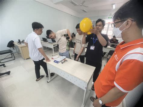 Sinh Viên K184 Fpt Polytechnic Cần Thơ Háo Hức Thực Hành Với Công Cụ Bảo Hộ An Toàn Lao động