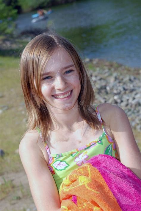 Het Gelukkige Glimlachen Preteen Meisje In Bikini Geniet Van Zwemmend