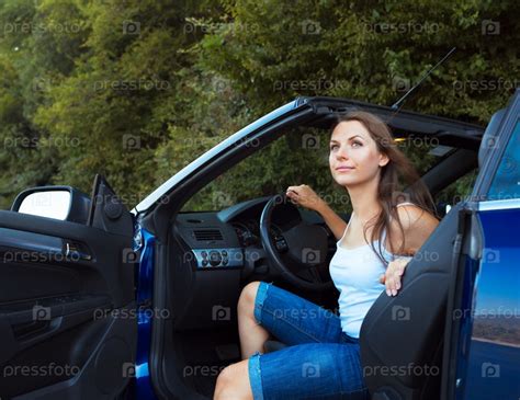 Фотография на тему Улыбающаяся европейская женщина в кабриолете Pressfoto