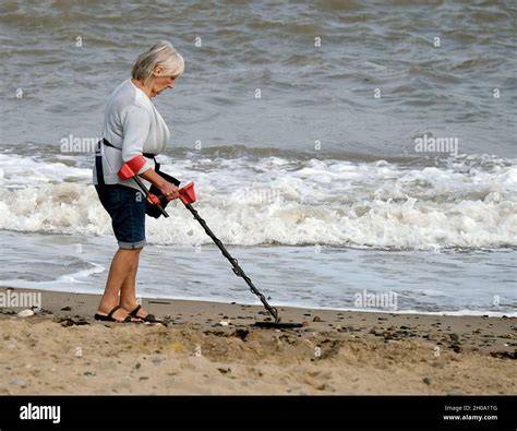 Metal Detecting On The Beach At A Uk East Coast Resort Stock Photo Alamy