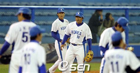 사진 3루 수비 훈련 중인 김동주
