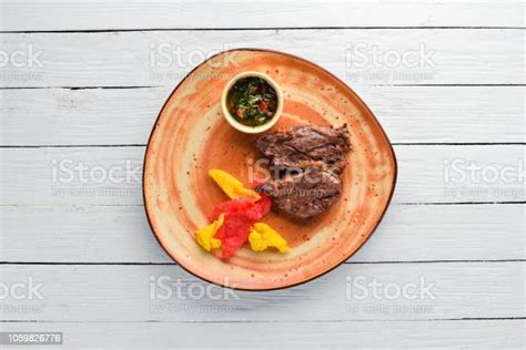 접시에 소스와 함께 하는 쇠고기 스테이크 에 흰색 나무 배경 최고의 볼 수 있습니다 무료 사본 공간입니다 0명에 대한 스톡 사진