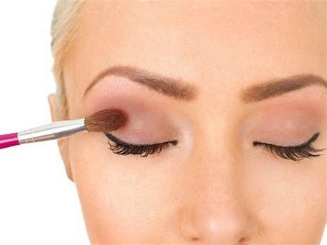 How To Apply Eyeshadow For Any Type Of Date Night YourTango