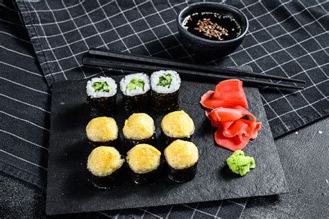 검은 돌에 다양한 종류의 초밥이 제공됩니다 검은 색 배경입니다 맨 위 보기 0명에 대한 스톡 사진 및 기타 이미지 0명