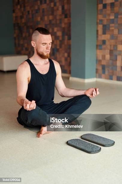 손톱에 서있는 연습 요가 스튜디오에서 Sadhu 보드에 서있는 연습 후 남자 명상 건강한 생활 방식에 대한 개념 건강한 생활방식에 대한 스톡 사진 및 기타 이미지 Istock
