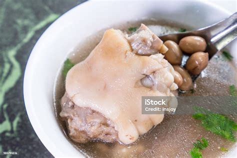 대만 독특한 유명한 스낵 돌 테이블 대만 음식 대만 길거리 음식에 흰 그릇에 땅콩 돼지고기 너 클 수프 돼지고기에 대한 스톡
