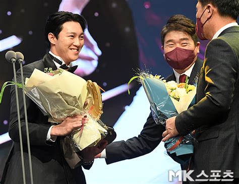 안우진 홍원기 감독 웃음 만발 Mk포토 네이트 스포츠
