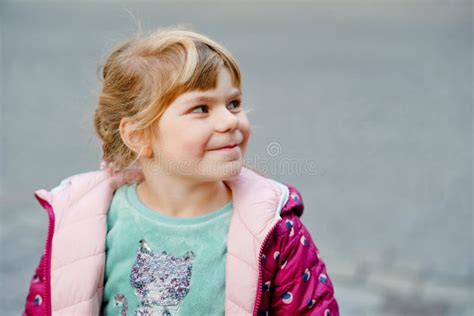 Retrato De Una Niña Pequeña Y Sonriente Feliz Al Aire Libre Un Niño