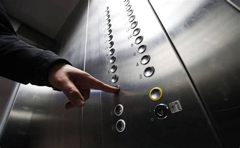 Зайшли у ліфт а потрапили в пастку киян закликають під час тривоги користуватись сходами