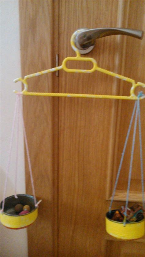 Balanza como un juego matemático y los pesos son bolas de barro de