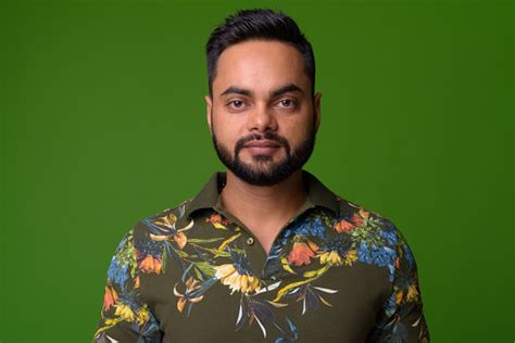 緑の背景に対する若いひげのインド人男性 1人のストックフォトや画像を多数ご用意 1人 20代 25 29歳 Istock