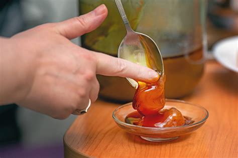 금속 숟가락으로 꿀을 떠서 작은 유리 그릇에 담는 여성의 손가락은 자연스러운 단맛과 질감을 보여줍니다 건강한 생활방식에 대한 스톡 사진 및 기타 이미지 Istock