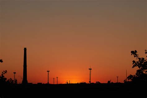 하늘과 석탄 발전소 공장의 극적인 일몰 석유 화학 산업 공장 실루엣의 석유 및 가스 정유 타워 0명에 대한 스톡 사진 및 기타 이미지 Istock