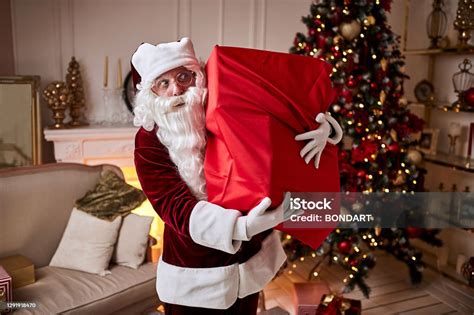 산타 클로스는 선물의 큰 빨간 가방과 아이들에게 선물을 가지고 돌진 새해와 메리 크리스마스 해피 홀리데이 컨셉 12월에 대한 스톡 사진 및 기타 이미지 Istock