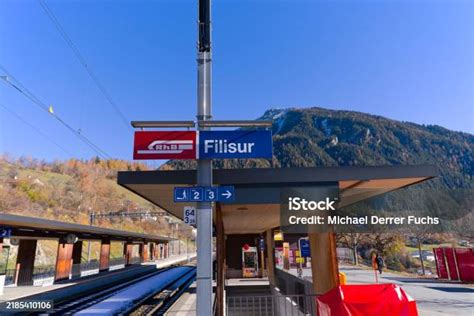 화창한 가을날 스위스 산골 마을 필리수르에 있는 협궤 철도 Rhb의 기차역에 있는 금속 표지판 0명에 대한 스톡 사진 및 기타 이미지 Istock