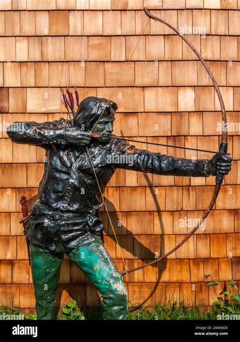 Robin Hood With Bow And Arrows Statue Major Oak Visitor Centre