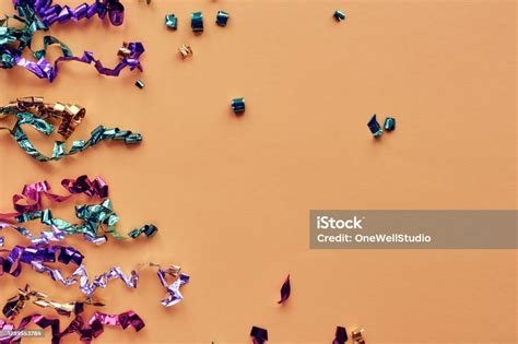 파스텔 종이 배경 위에 파티 다채로운 색종이 반짝임 반짝이 틴셀 요소 새해 축하 프레임 플랫 레이 상단 보기 복사 공간 배너 기념일에 대한 스톡 사진 및 기타 이미지