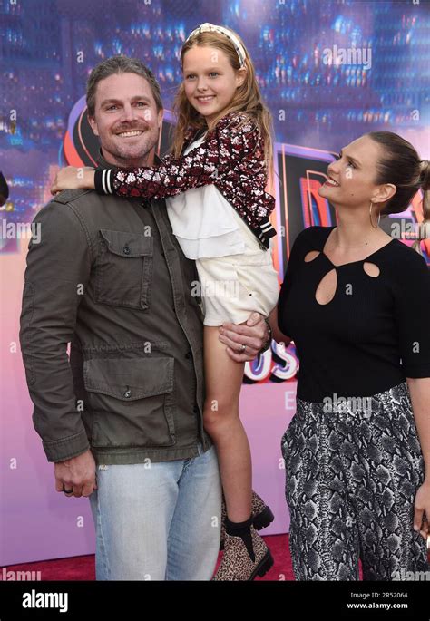 Stephen Amell Und Cassandra Jean Und Mavi