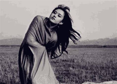 楊麗萍年輕照曝光那個時候她美得宛如盛裝開屏的孔雀 每日頭條