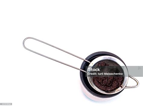 Saringan Untuk Menyaring Kopi Atau Teh Dituangkan Ke Dalam Cangkir Foto