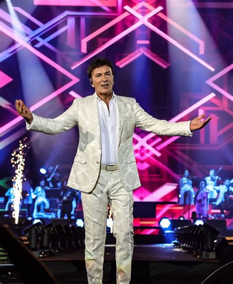 Arrepiante Tony Carreira presta homenagem à filha Sara durante