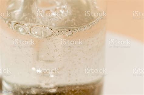 파이펫이 있는 앰버 유리 병에 담긴 에코 미네랄 오일 투명 히알루론 세럼 젤과 스킨 케어 컨셉 위쪽 가로 뷰 복사 공간 0명에