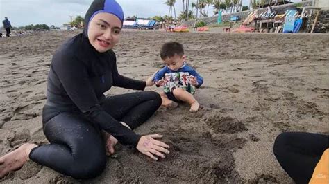 Nathalie Holscher Berhasil Buat Adzam Tidak Takut Pantai saat Liburan ke Bali - Tribunbatam.id