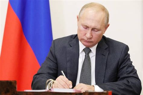Путин подписал закон о снижении платы за некачественные коммунальные услуги