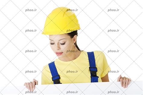عکس کارگر ساختمانی زن در حال نگاه کردن به یک بنر سفید عکس با کیفیت و