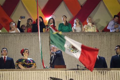 Vitorea Rocha Moya a López Obrador en el Grito de Independencia en