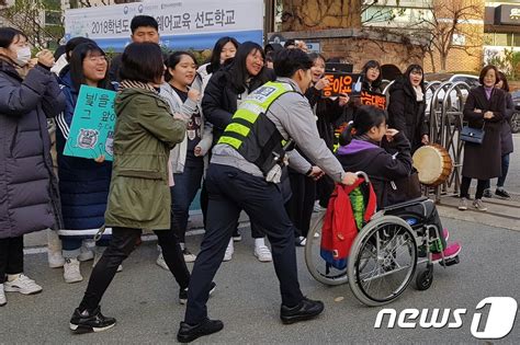 고사장을 잘못 찾아왔어요 충북경찰 수능 수송작전종합 뉴스1