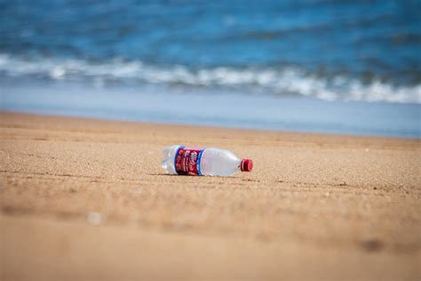 낮 동안 해변 해안에 흰색과 파란색 플라스틱 병 사진 Unsplash의 무료 매사추세츠 주 이미지