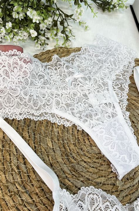 Conjunto Calcinha e Sutiã Sensual em Renda sem Bojo Forro e Aro Branco Dirô Moda Íntima