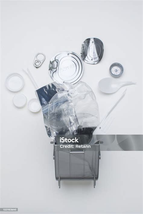 Tempat Sampah Dengan Sampah Plastik Dan Logam Foto Stok Unduh Gambar