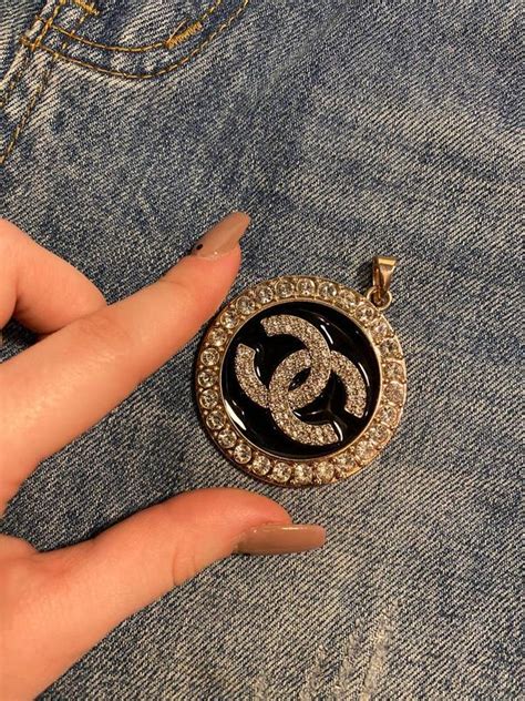 Кулон на подвеске в стиле шанель подвеска в золотые — цена 430 грн в каталоге Подвески Купить